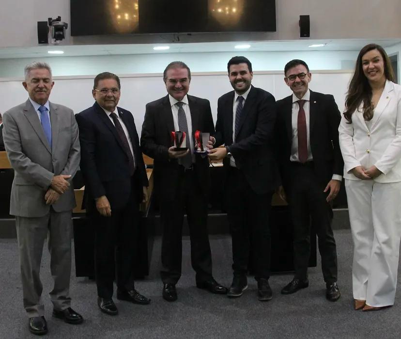 ALPB homenageia advogado Solon Benevides com medalhas Epitácio Pessoa e ...